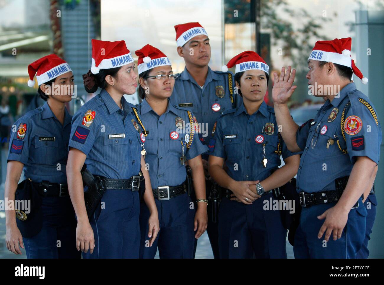 Wearing woolly hats hi-res stock photography and images - Alamy