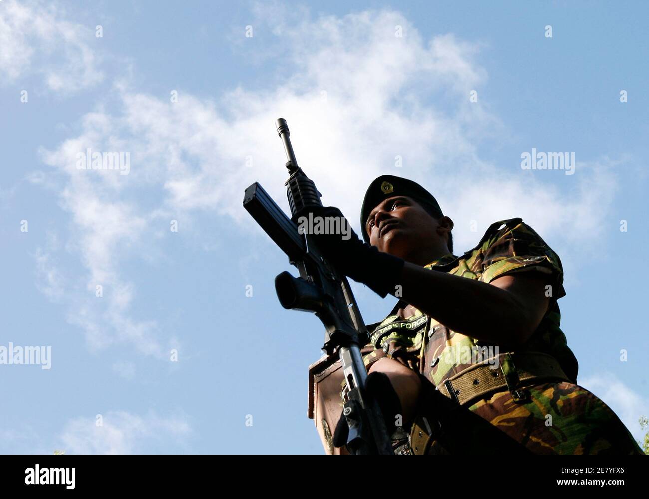 Sri lankan police special task force hi-res stock photography and ...
