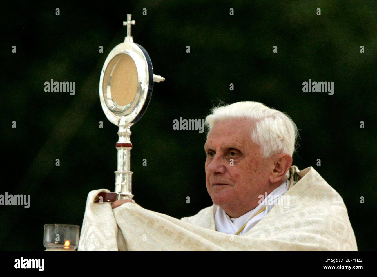 Monstrance hold hi-res stock photography and images - Alamy