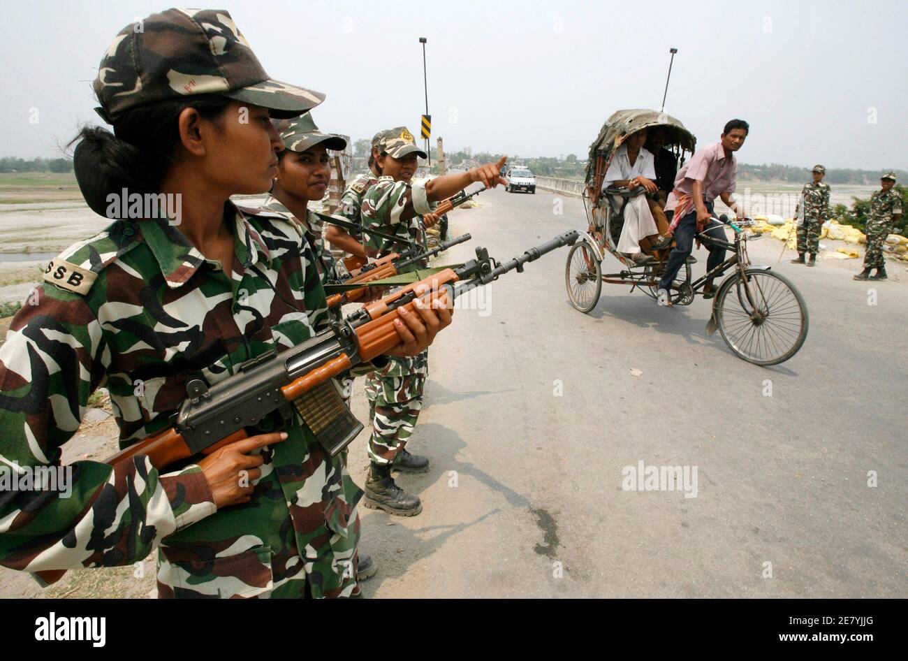 Indian soldier on border hi-res stock photography and images - Alamy