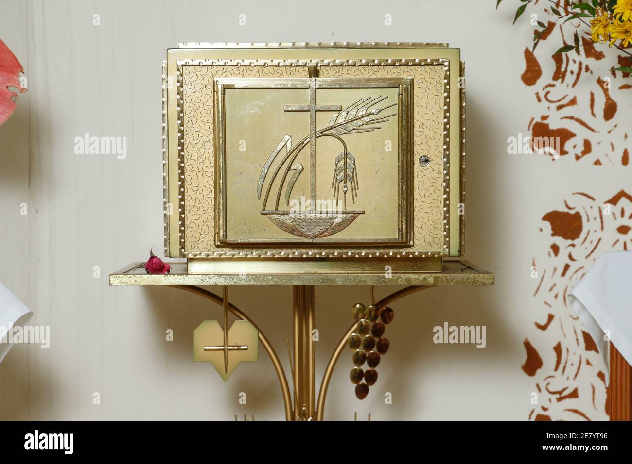 Tabernacle catholic church hi-res stock photography and images - Alamy