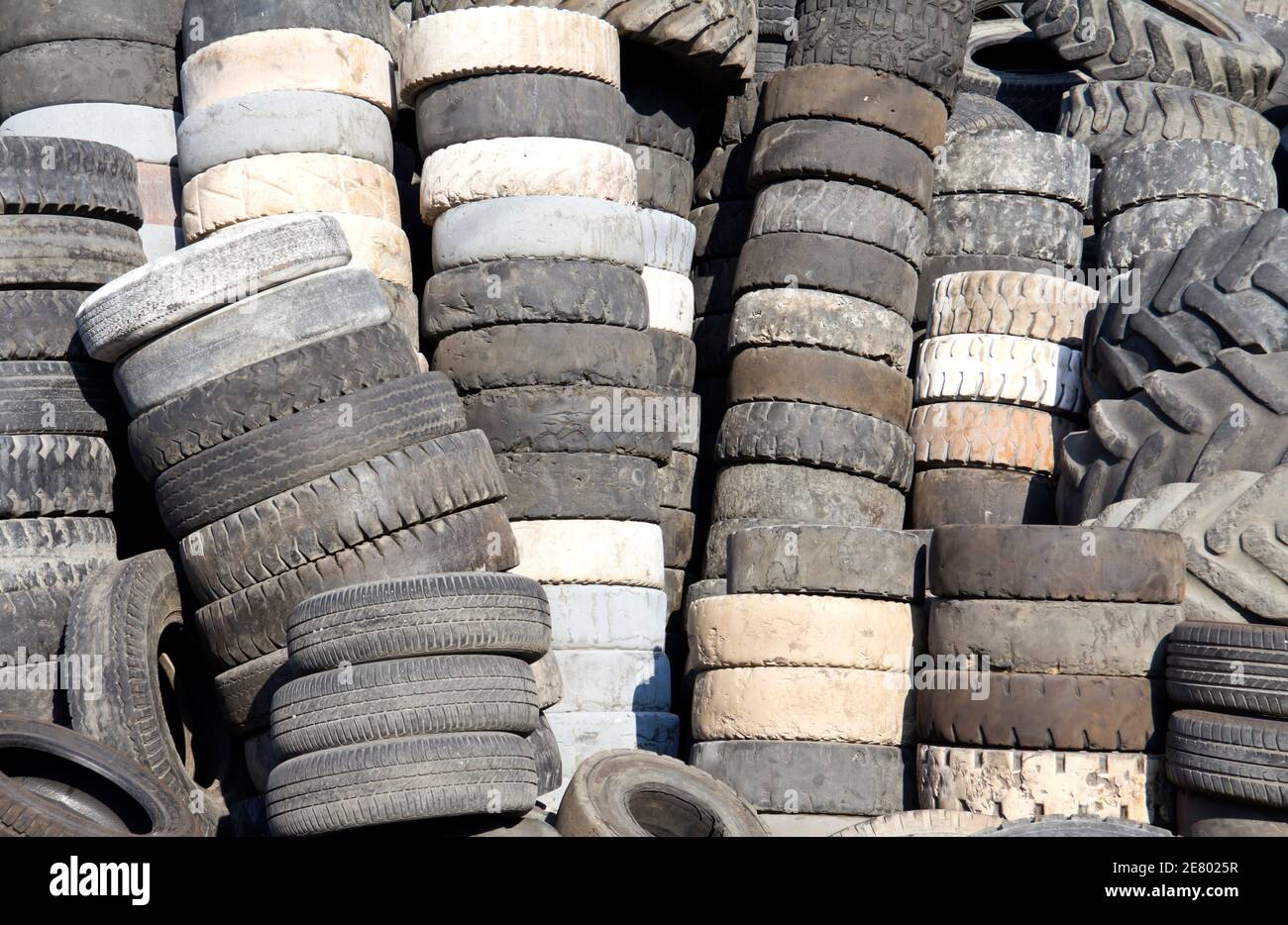 Pile of used tires Stock Photo - Alamy