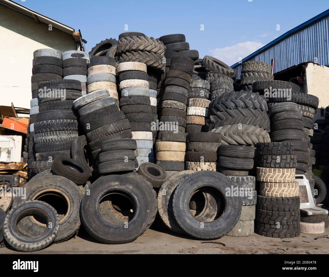 Pile of used tires Stock Photo - Alamy