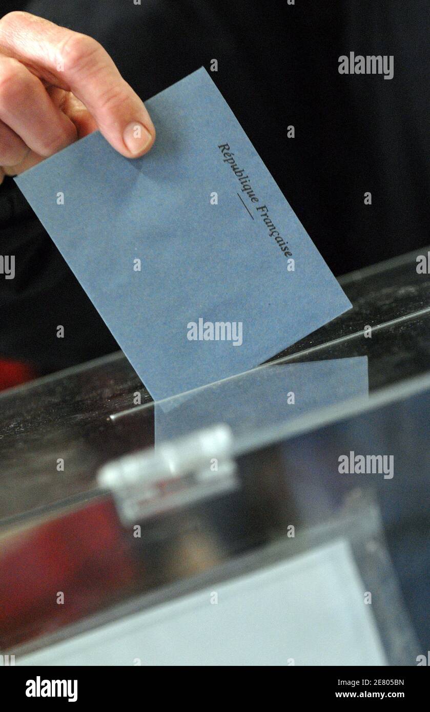 Various illustration of the voting process during the first round of ...