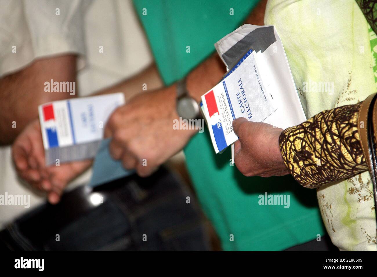 Various illustration of the voting process during the first round of ...