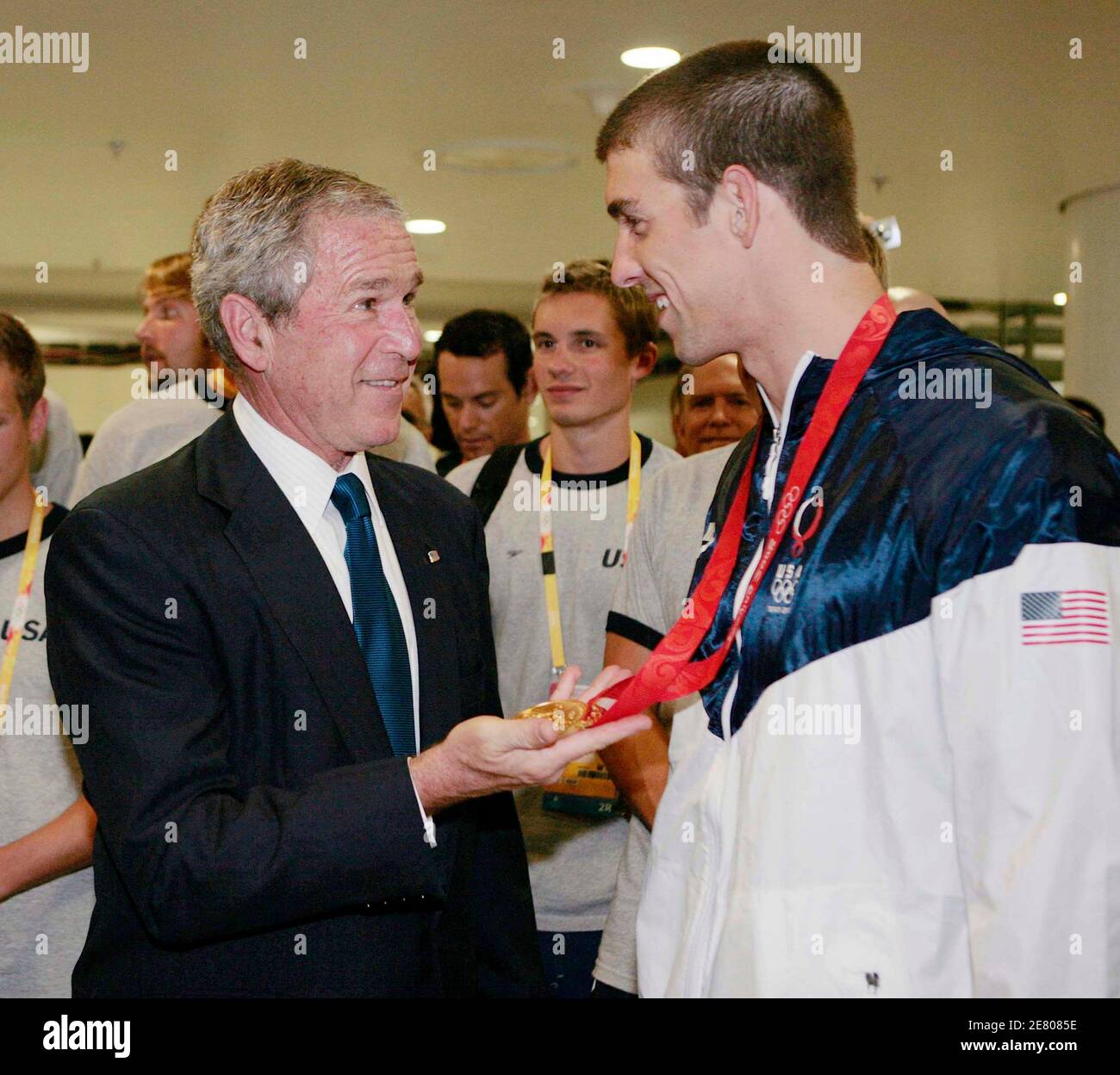 Michael phelps with gold medal beijing hi-res stock photography and ...
