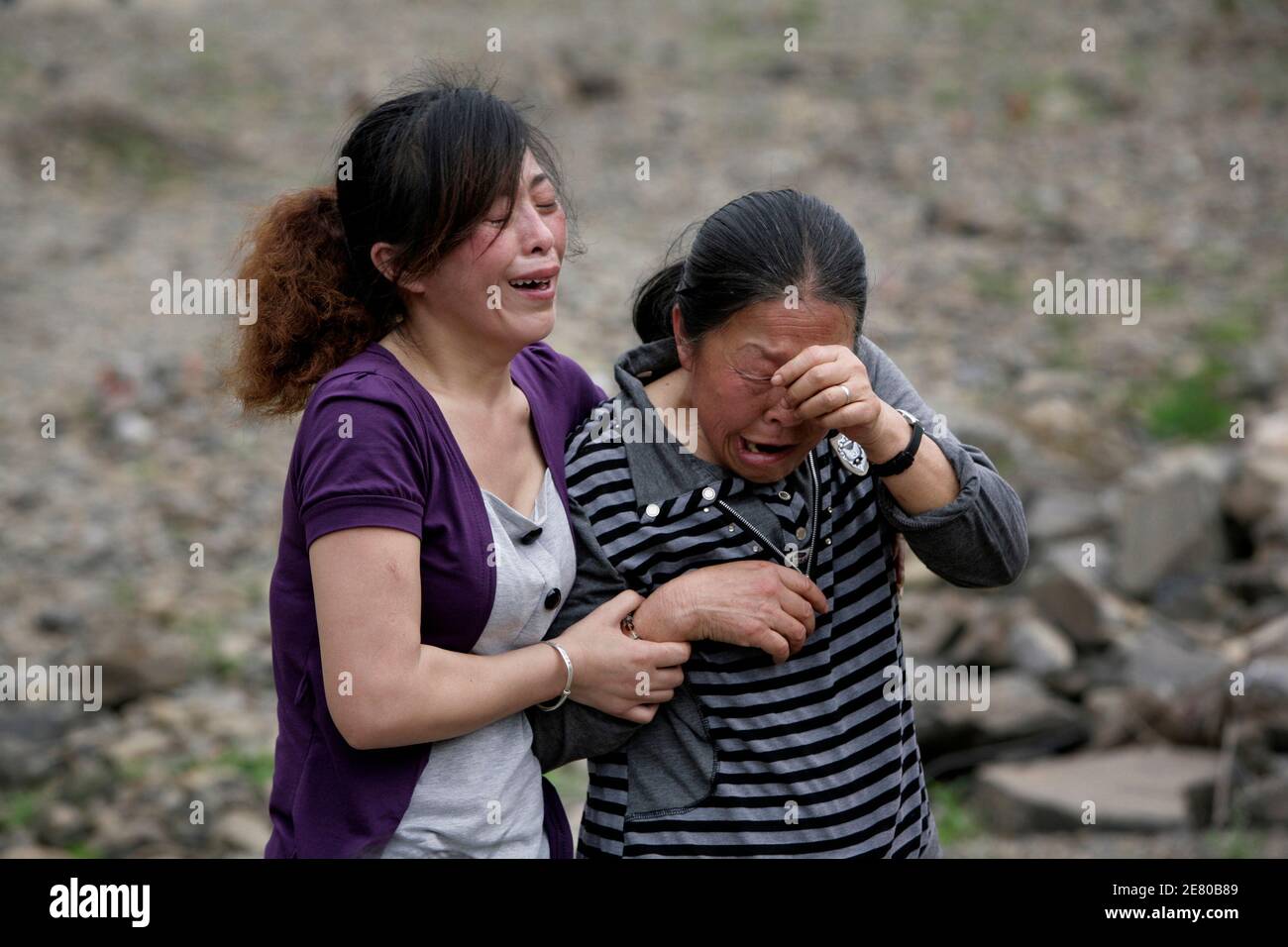 Sichuan earthquake crying hi-res stock photography and images - Alamy