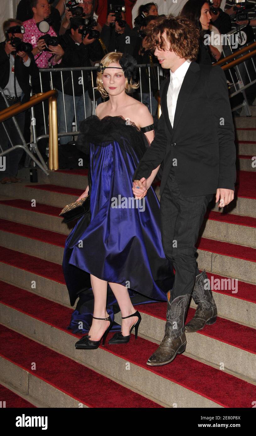 "Kirsten Dunst and Johnny Borrell arrive for the 2007 Costume Institute ...
