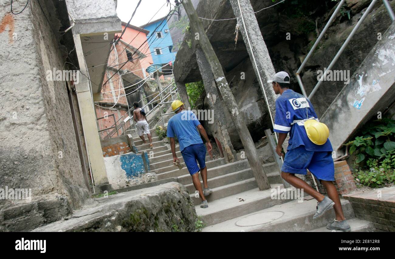 Favelas brazil slum workers hi-res stock photography and images - Alamy