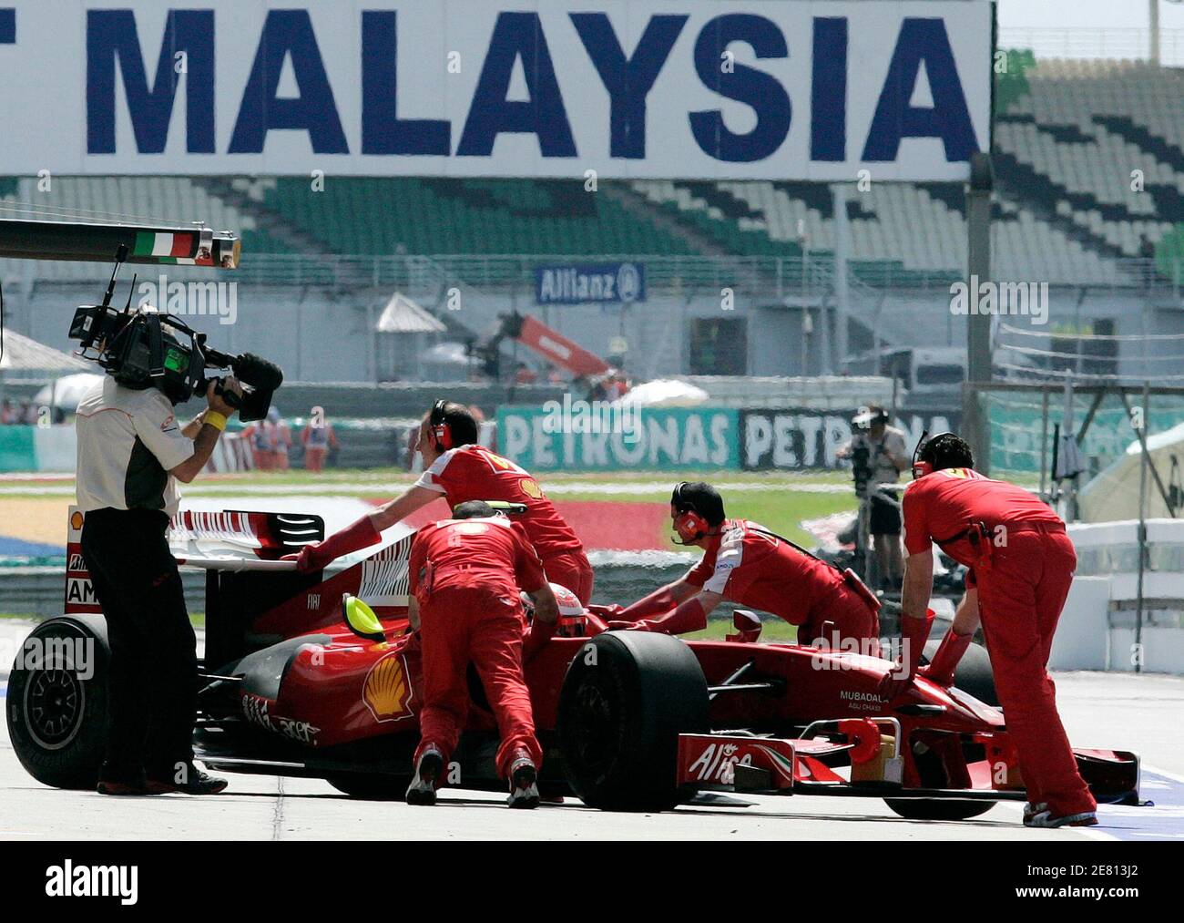 Ferrari f1 pit crew 2009 hi-res stock photography and images - Alamy