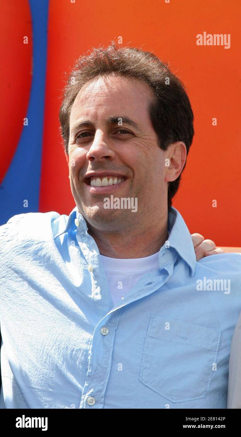 Jerry seinfeld poses hi-res stock photography and images - Alamy