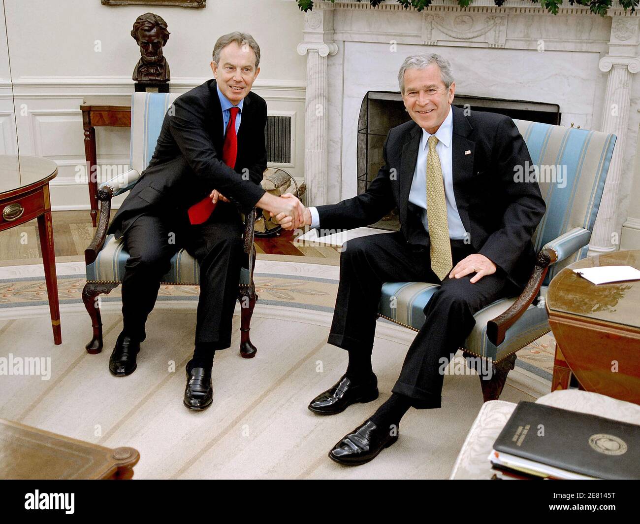George bush meets tony blair hi-res stock photography and images - Alamy