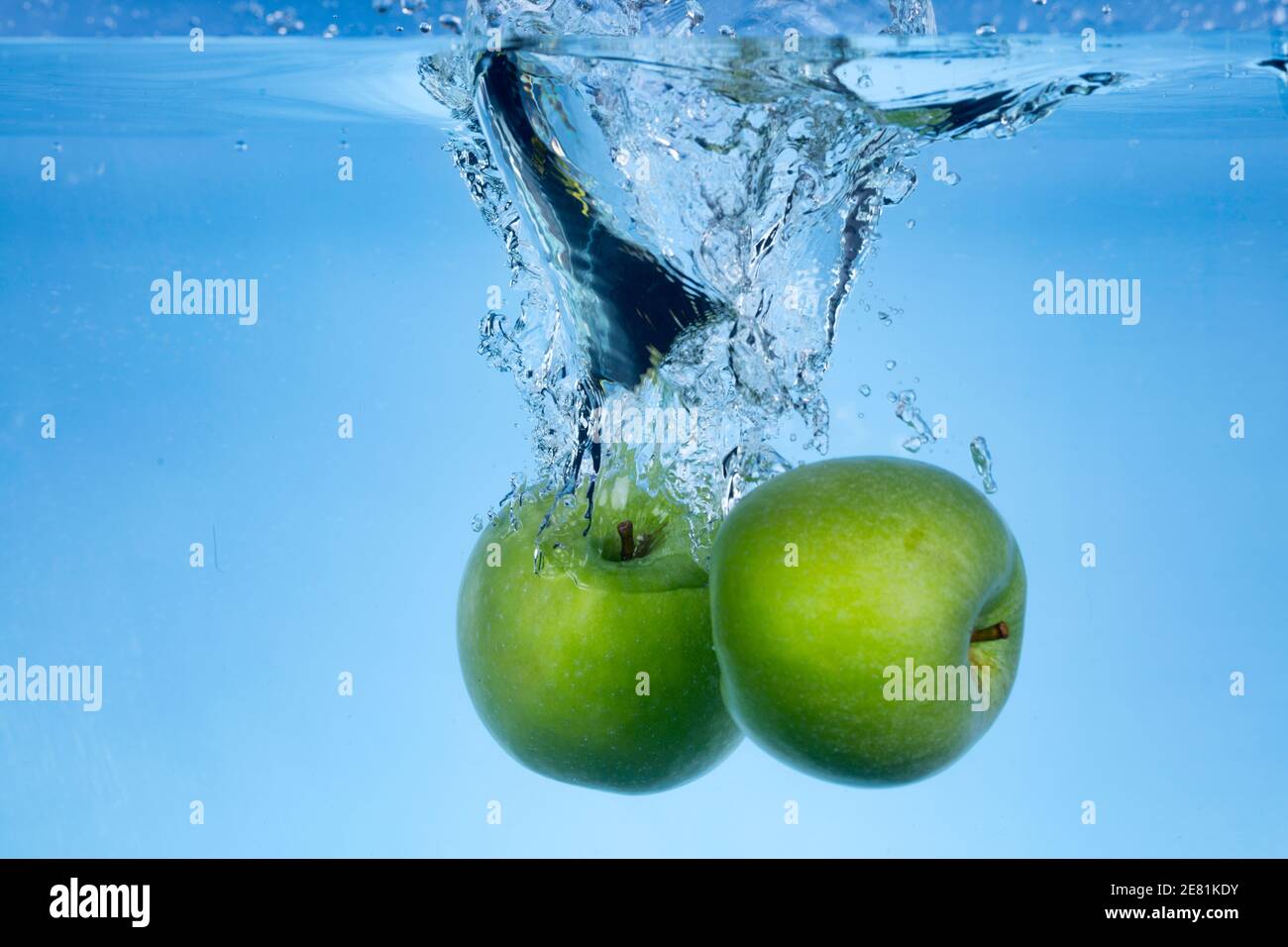 Objects dropped into water hi-res stock photography and images - Alamy