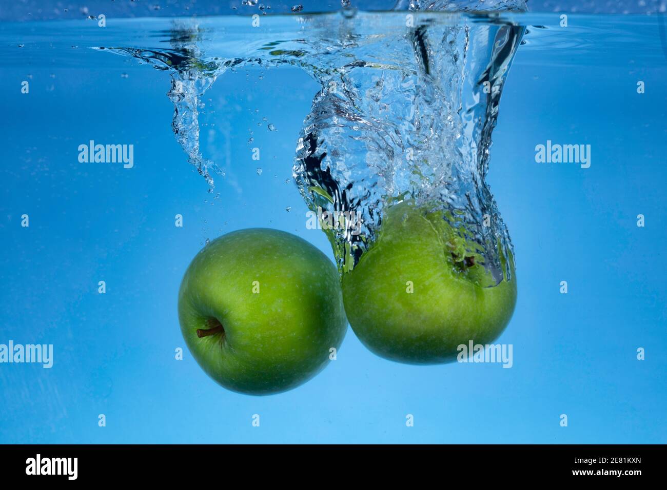 Objects dropped into water hi-res stock photography and images - Alamy