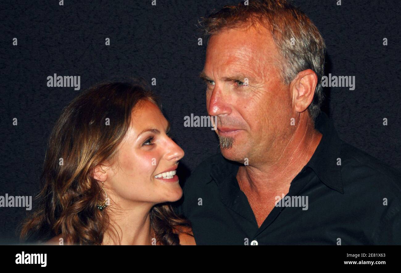 Kevin costner and his daughter annie hi-res stock photography and ...