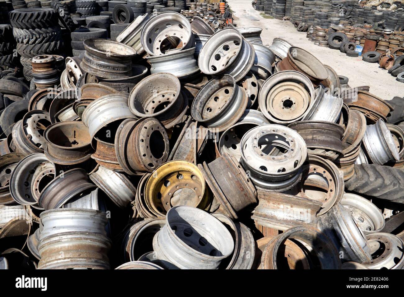 Alloy wheels stack hi-res stock photography and images - Alamy