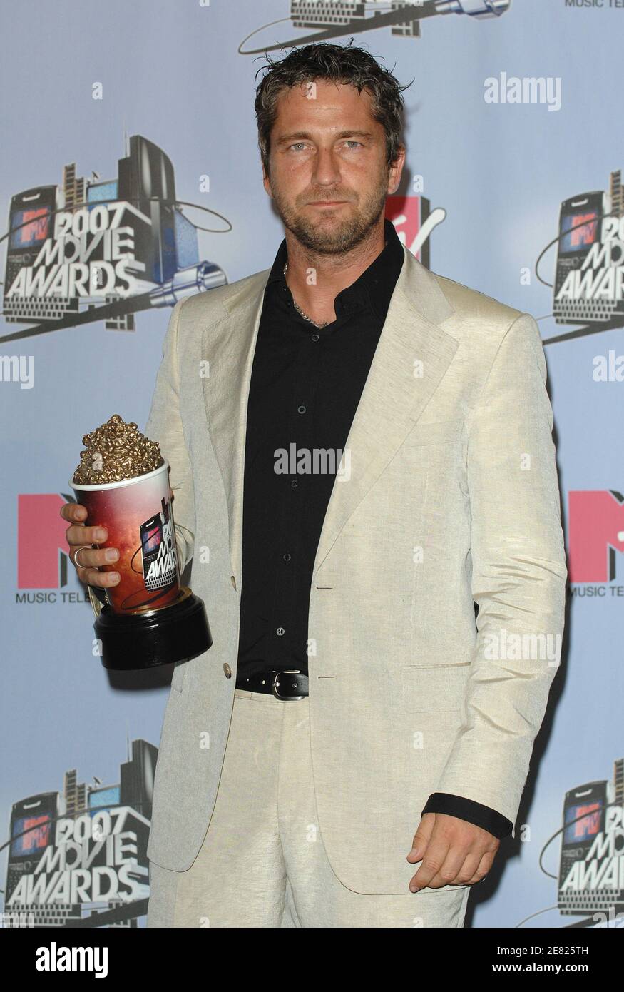 Gerard Butler poses in the Press Room of the 2007 MTV Movie Awards at ...