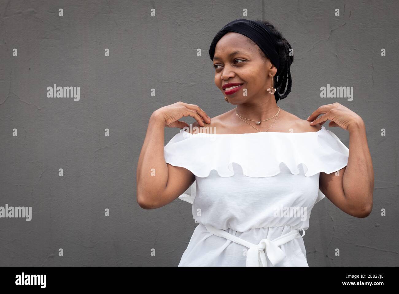 African woman head and shoulders hi-res stock photography and images ...