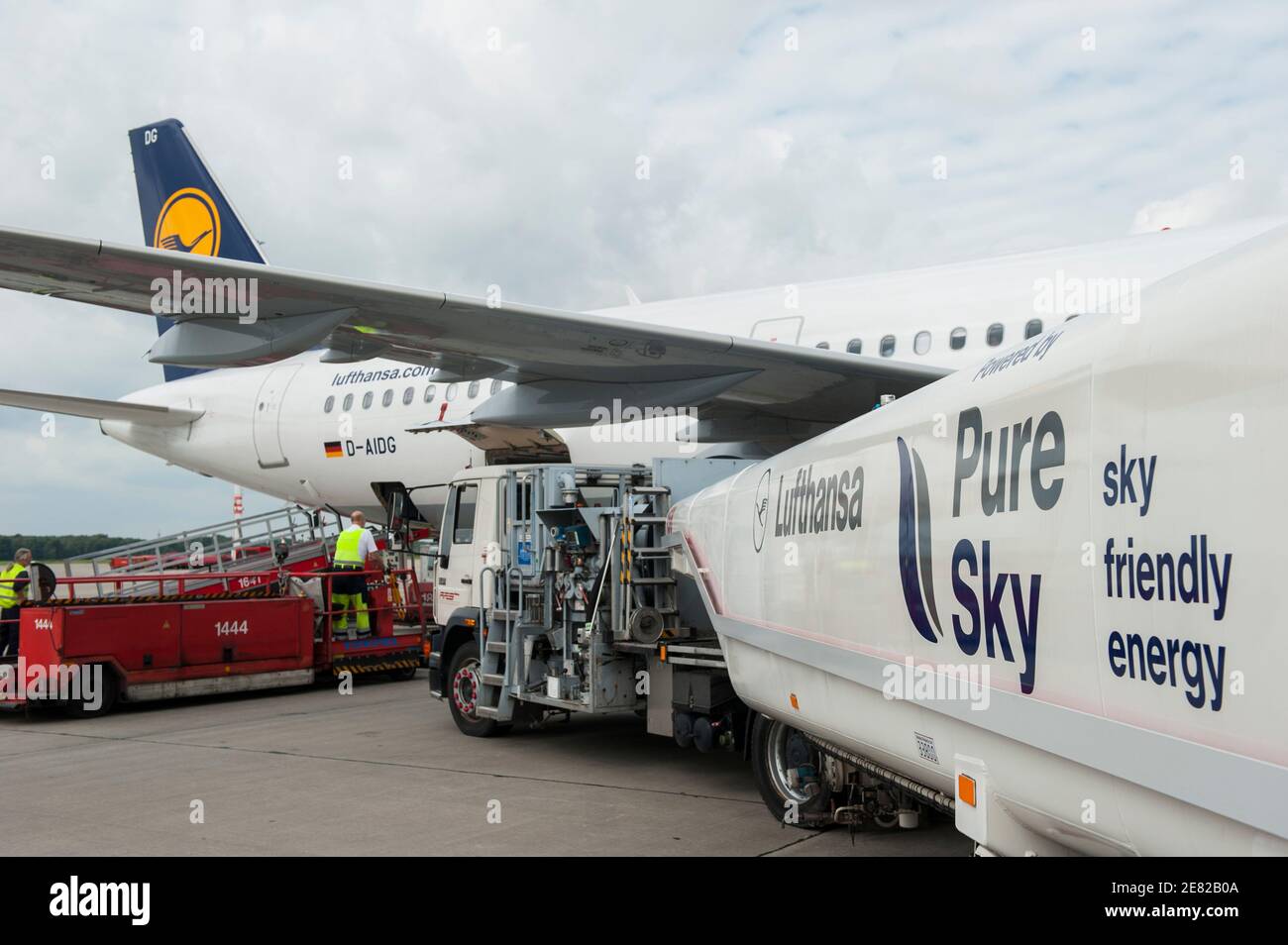 GERMANY, Hamburg airport , trial phase, biofuel tanking of Lufthansa ...