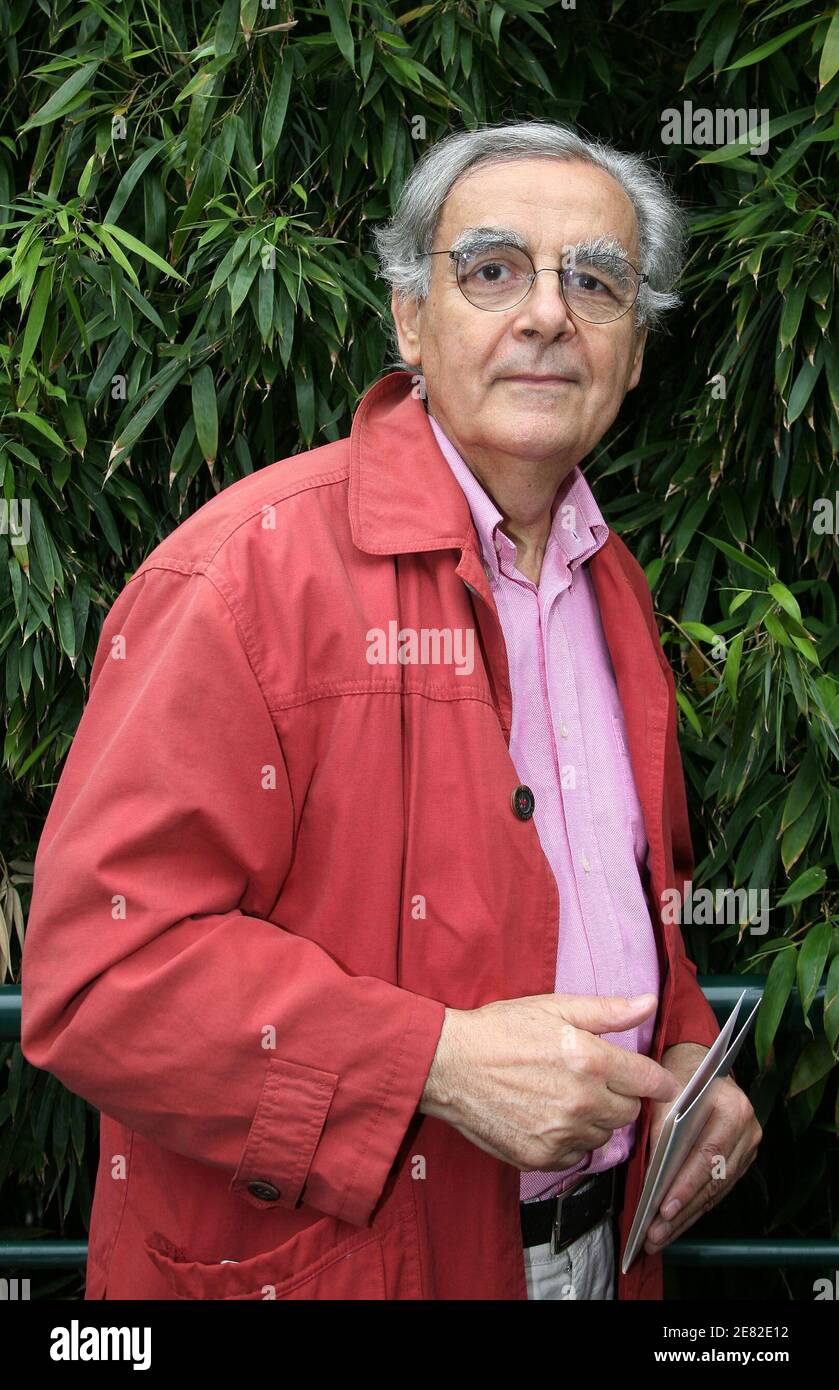 Bernard Pivot arrives in the 'Village', the VIP area of the French Open ...