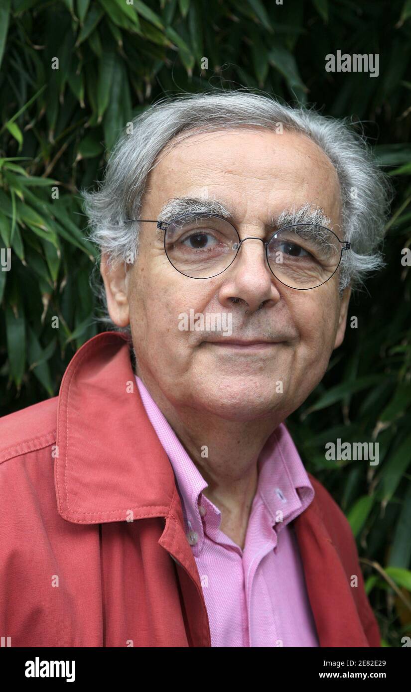 Bernard Pivot arrives in the 'Village', the VIP area of the French Open ...