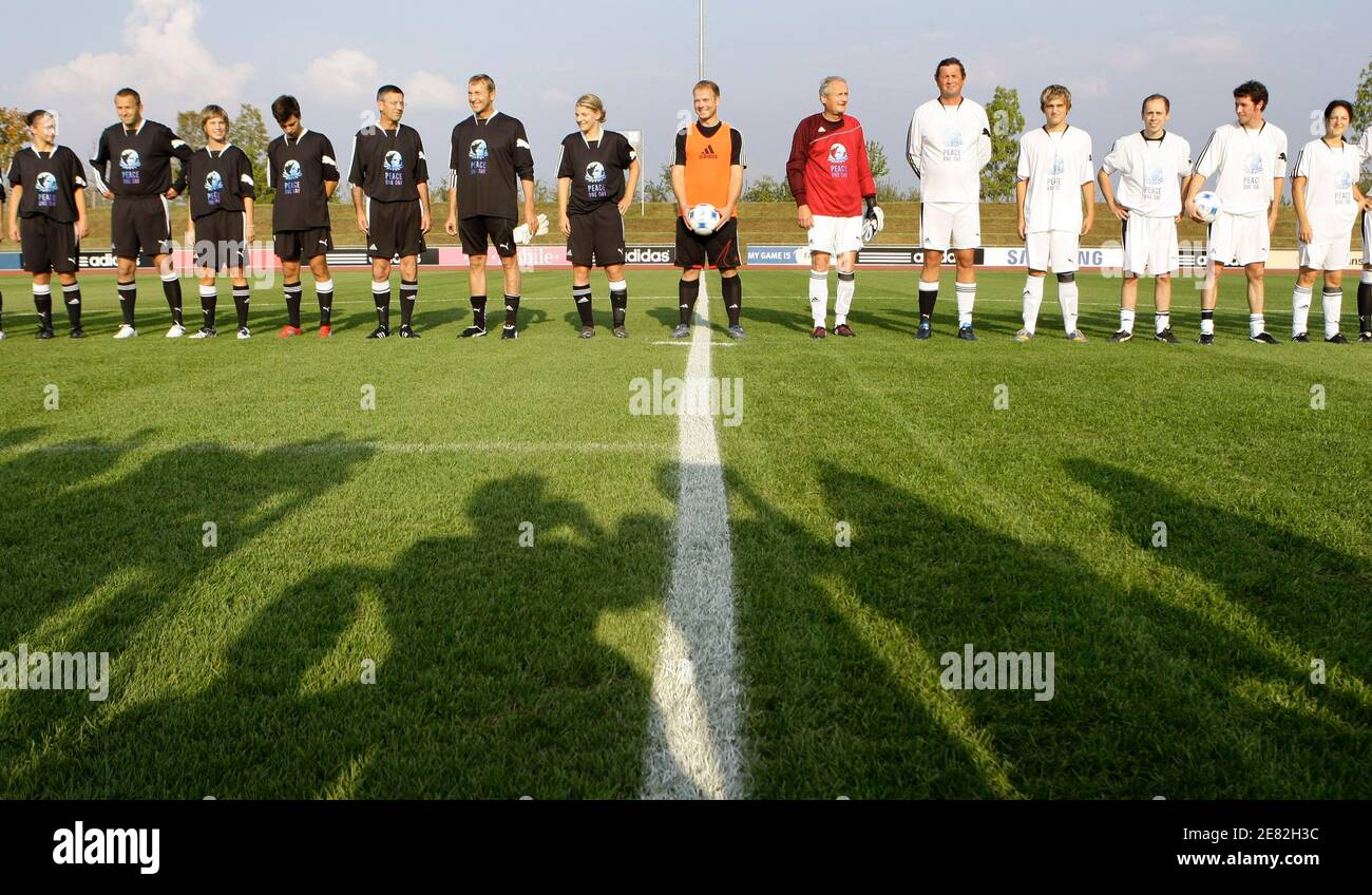 Friendly puma hi-res stock photography and images - Alamy