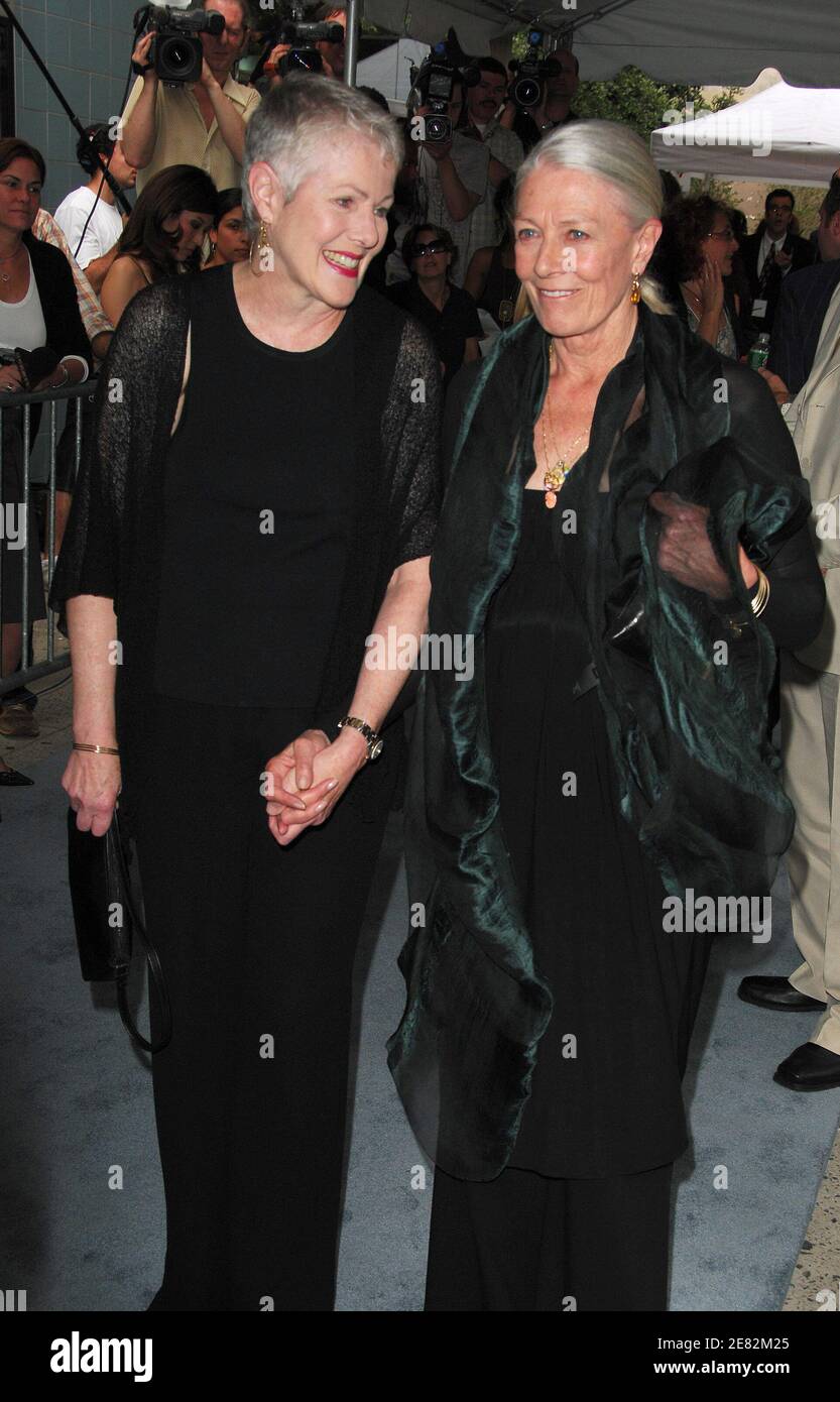 Lynn redgrave and vanessa redgrave hi-res stock photography and images ...