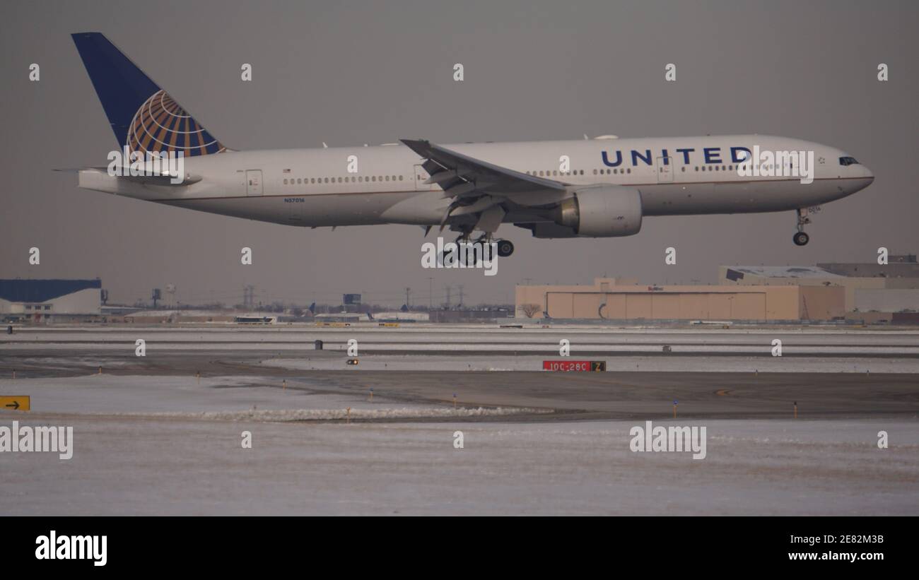 United Airlines Boeing 777 prepares for landing at Chicago O'Hare ...