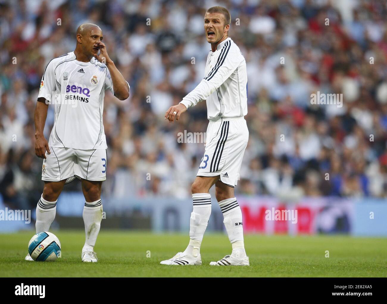 Real Madrid's Roberto Carlos and David Beckham during the Spanish ...