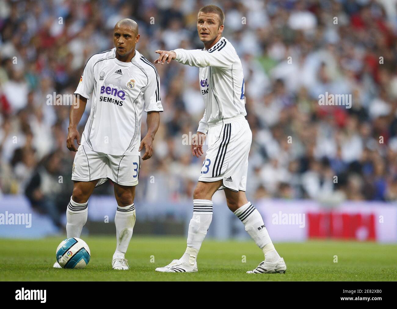 Real Madrid's Roberto Carlos and David Beckham during the Spanish ...
