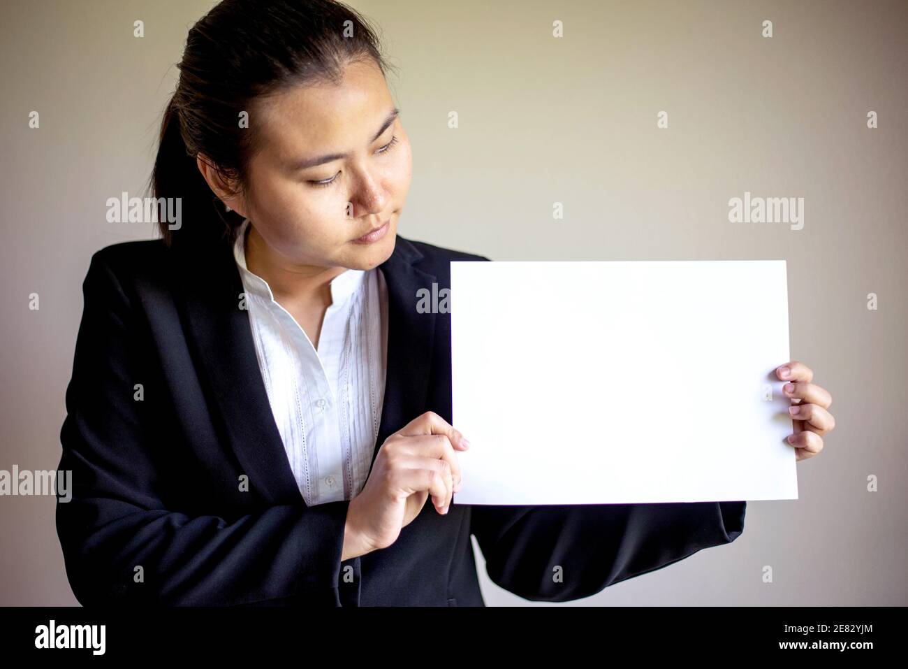 Woman holding up card illustration hi-res stock photography and images ...