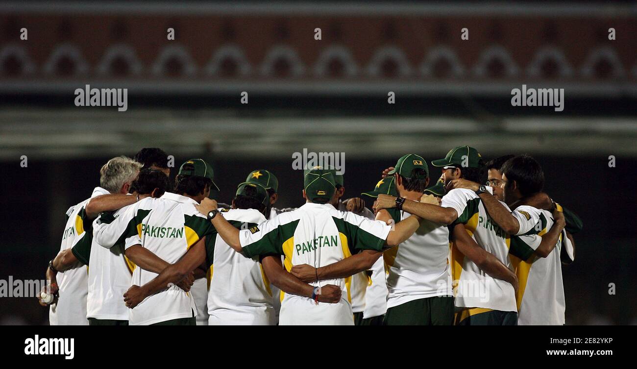 Cricket team india huddle hi-res stock photography and images - Alamy