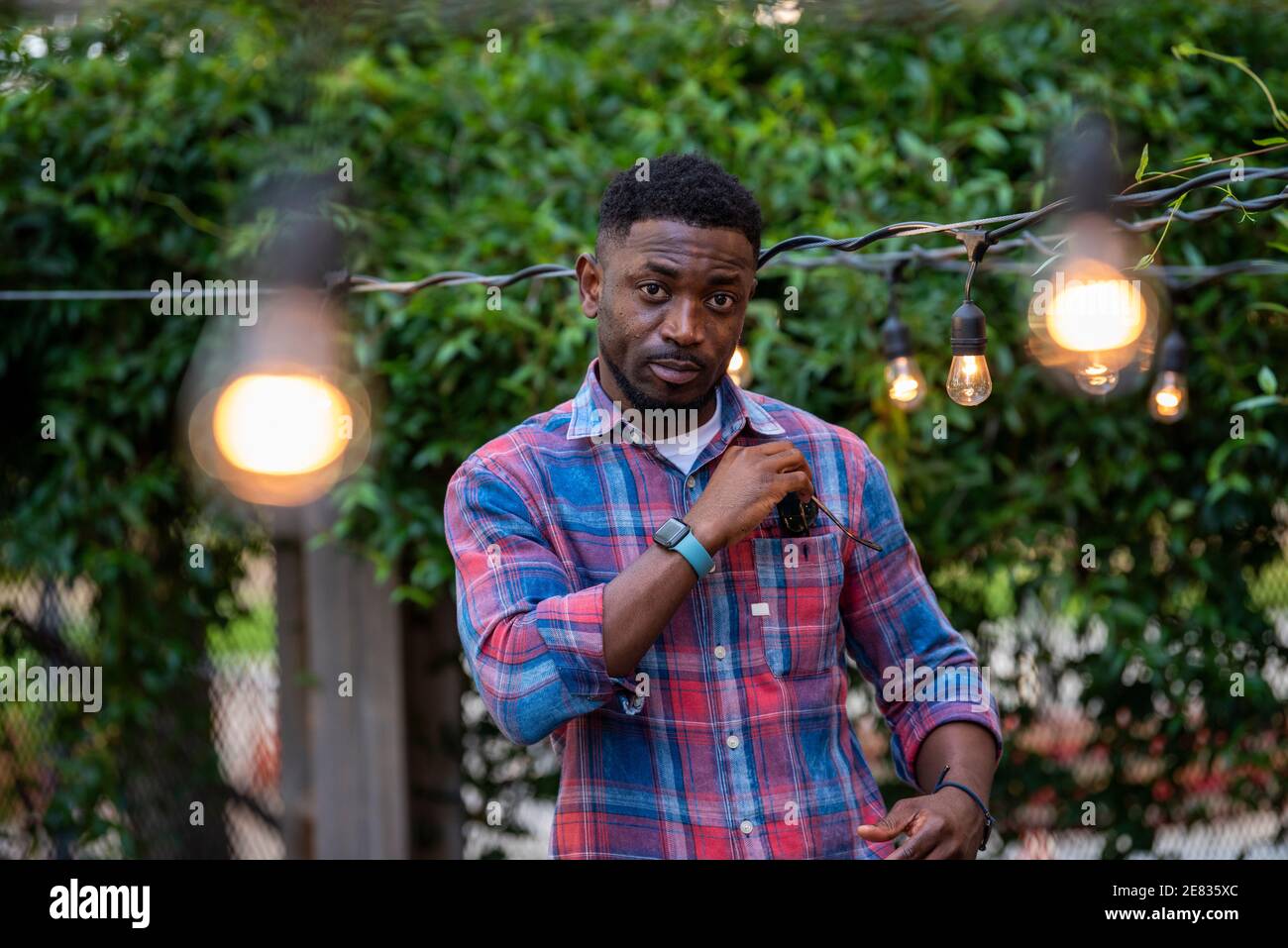 African man back to camera hi-res stock photography and images - Alamy