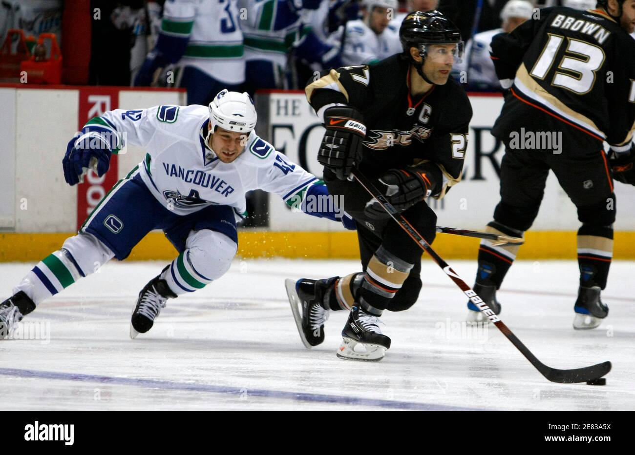 Vancouver canucks center kyle wellwood hi-res stock photography and ...