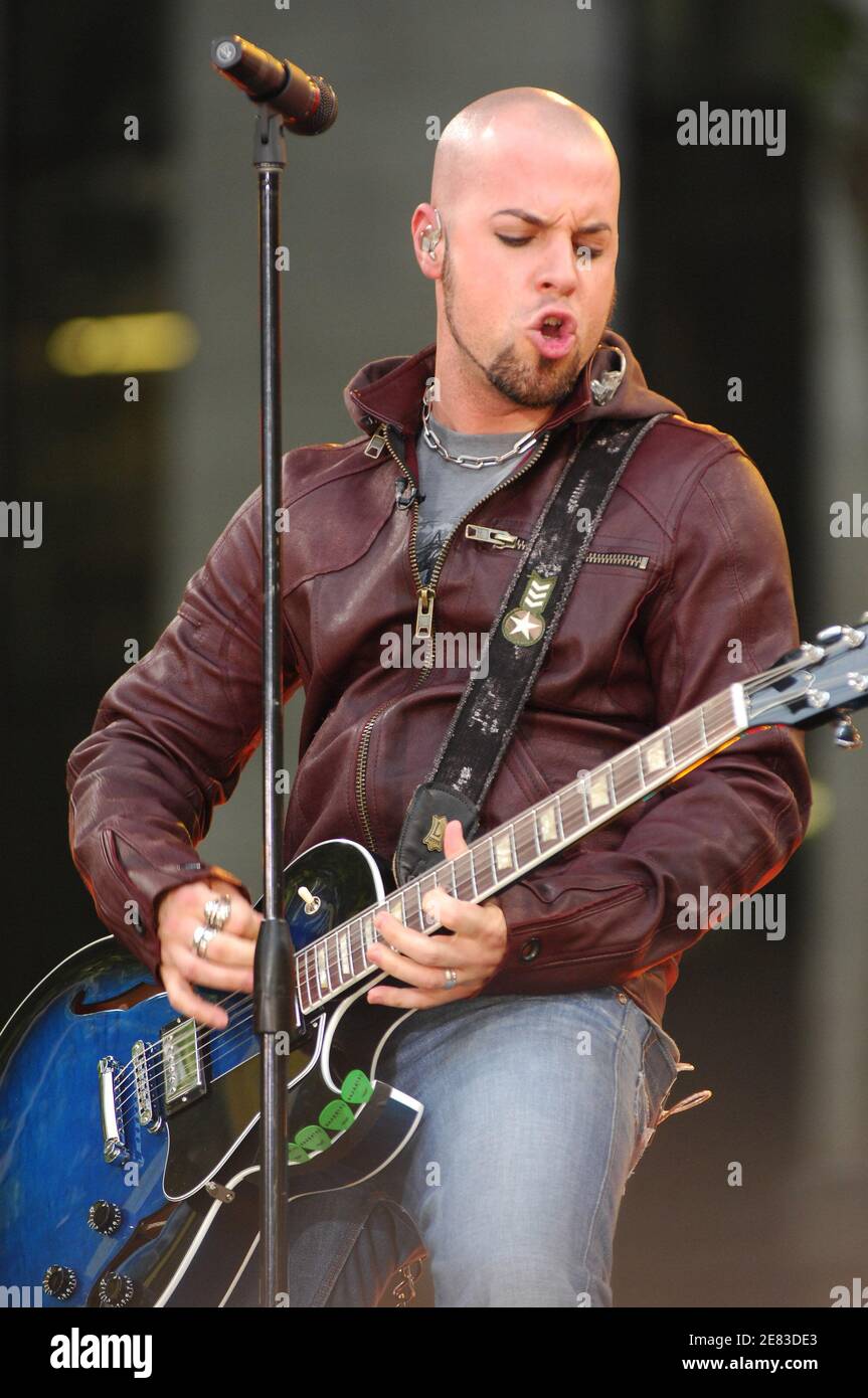 Singer Chris Daughtry of the band Daughtry performs live during the ABC ...