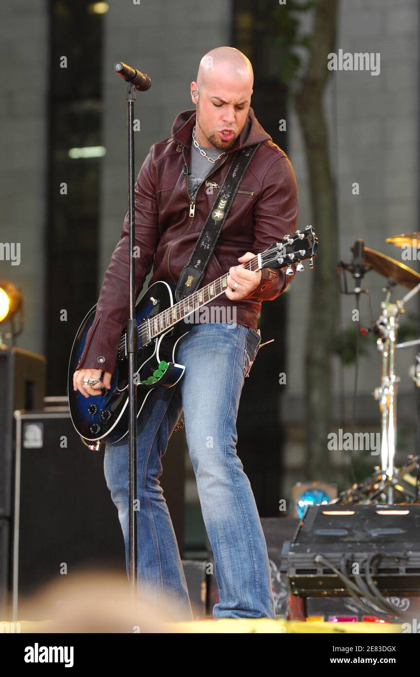 Singer Chris Daughtry of the band Daughtry performs live during the ABC ...