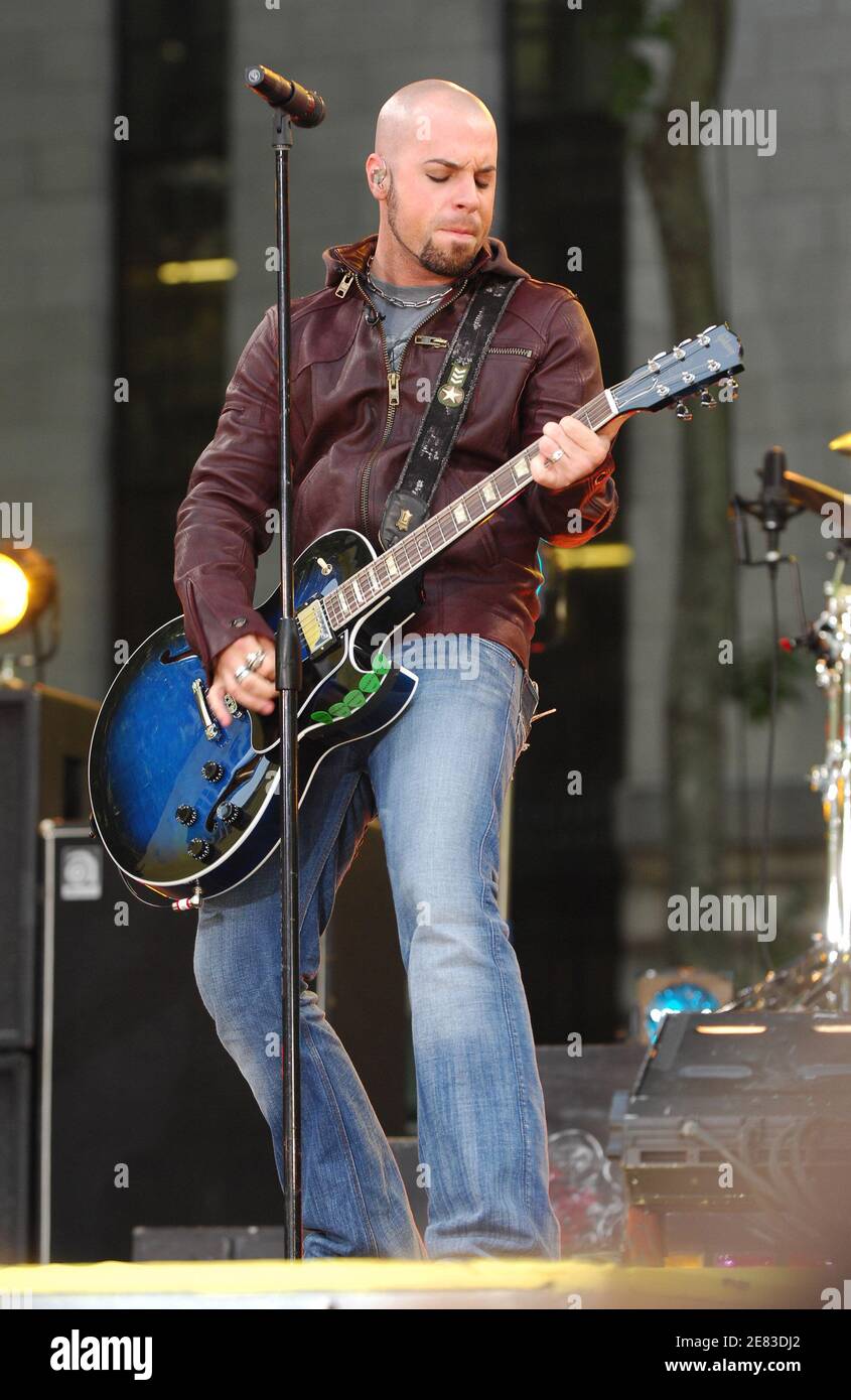 Singer Chris Daughtry of the band Daughtry performs live during the ABC ...