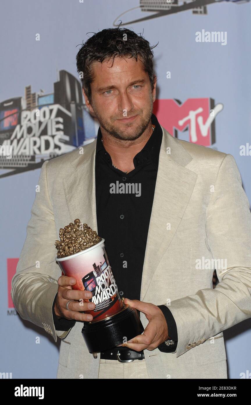 Gerard Butler poses in the Press Room of the 2007 MTV Movie Awards at ...