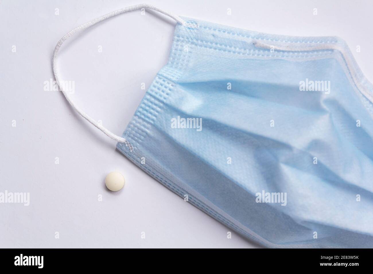 Medical mask and pill. Codiv-19 pill treatment concept Stock Photo - Alamy