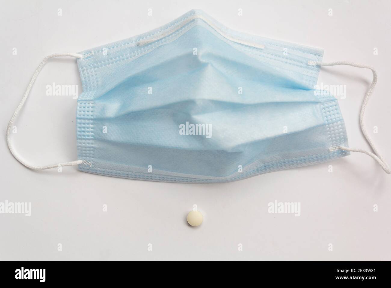 Medical face mask and pill. Codiv-19 pill treatment concept Stock Photo ...