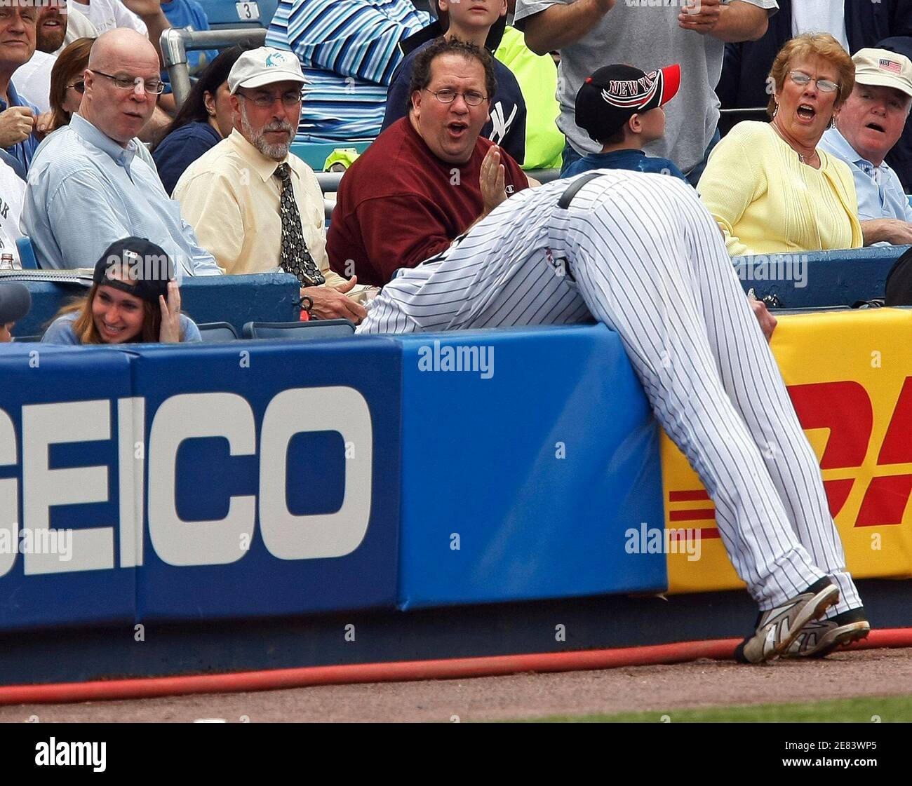 Crowd catching baseball ball hi-res stock photography and images - Alamy