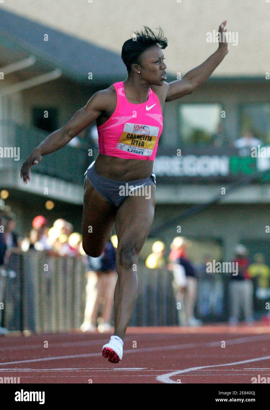 Carmelita jeter finish line hi-res stock photography and images - Alamy