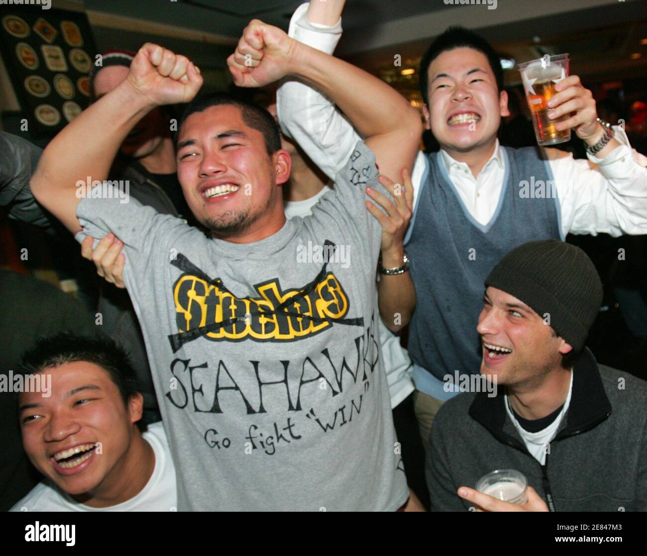 Pittsburgh steelers fans cheer in hi-res stock photography and images ...