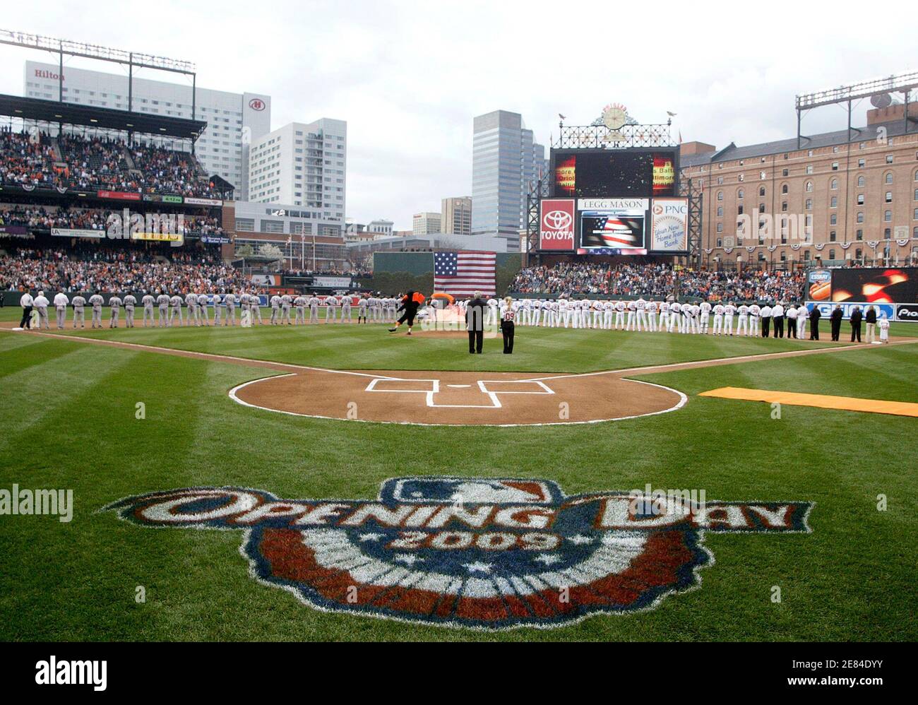 Mlb players national anthem hi-res stock photography and images - Alamy