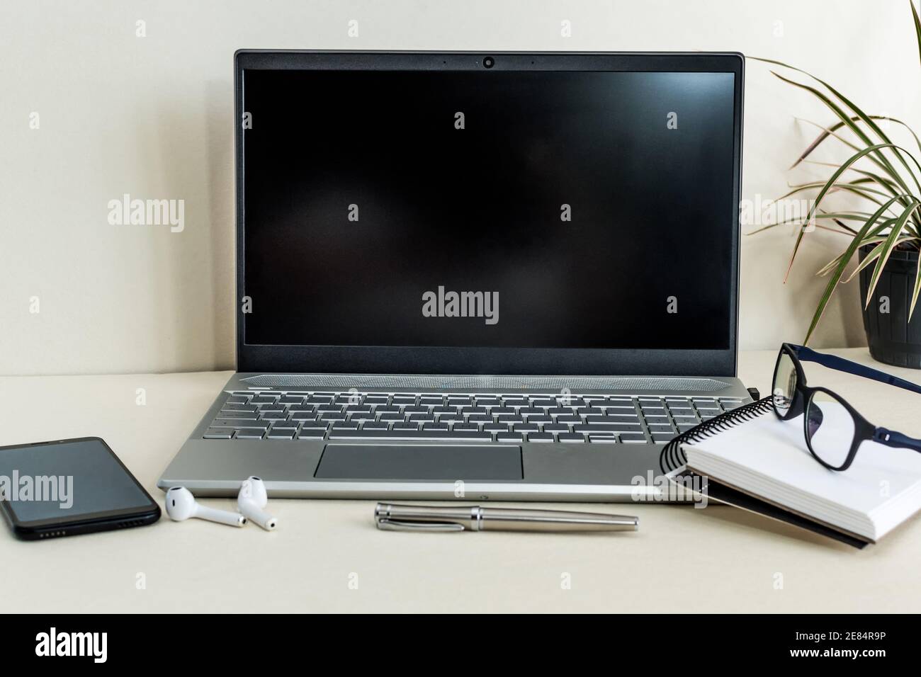 Open laptop screen on a desk hi-res stock photography and images - Alamy
