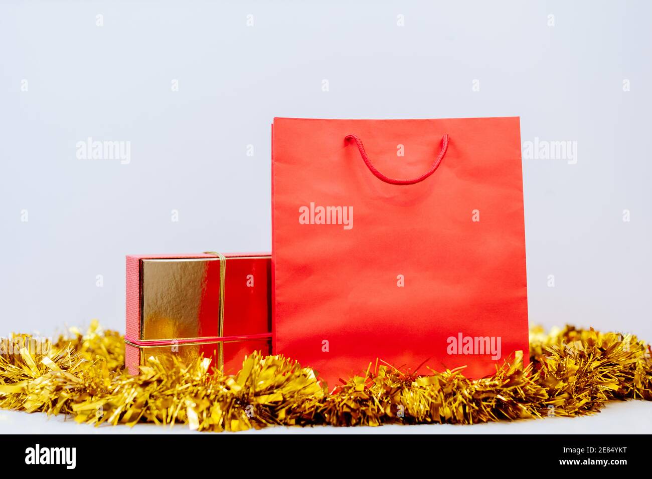 red shopping bag blank template Stock Photo - Alamy