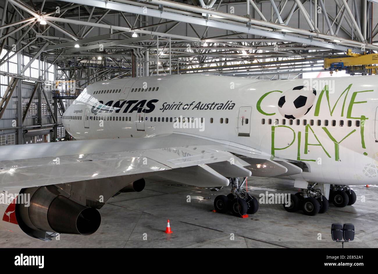Boeing plane in hanger hi-res stock photography and images - Alamy