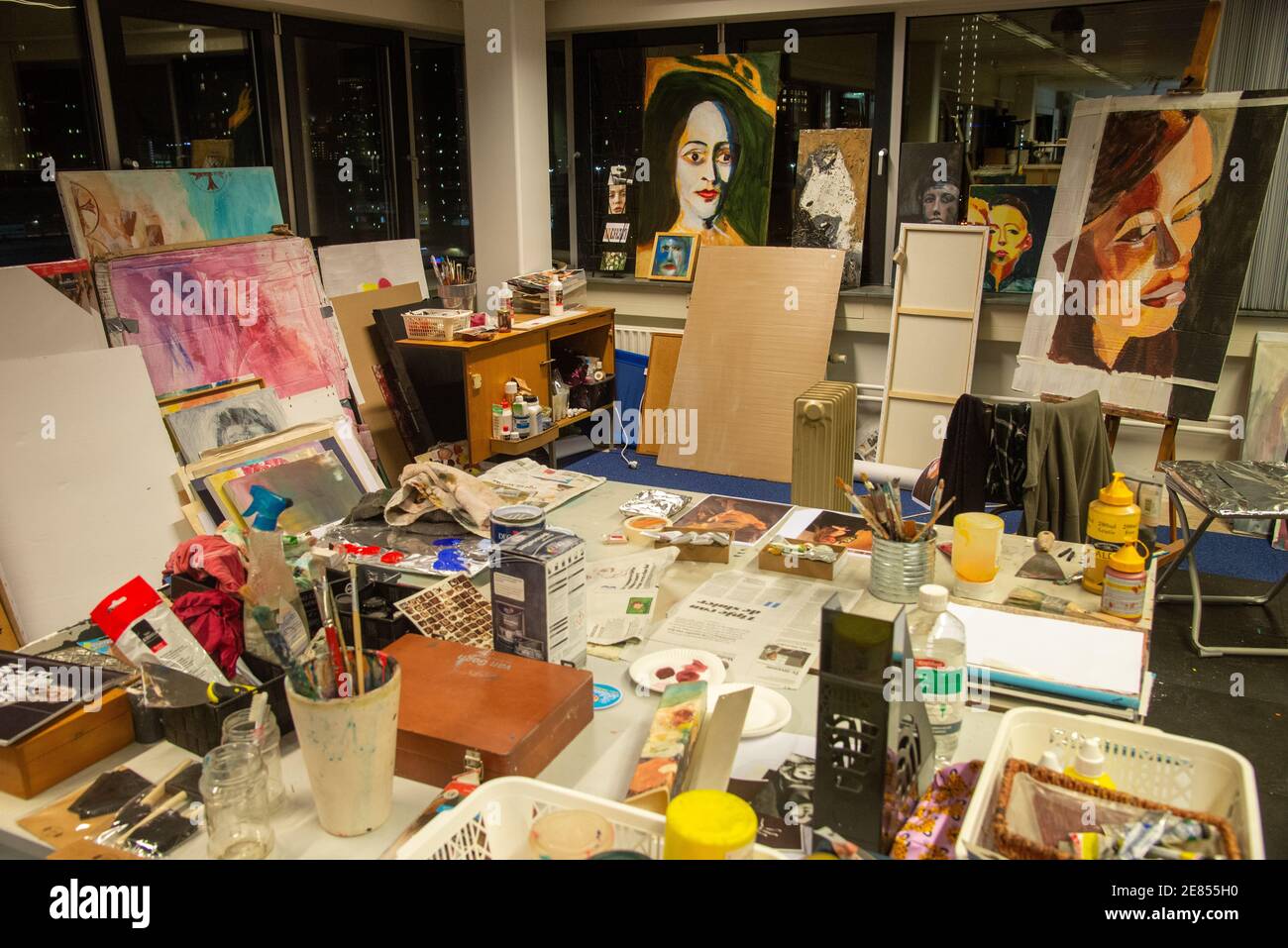 Artist palette studio hi-res stock photography and images - Alamy