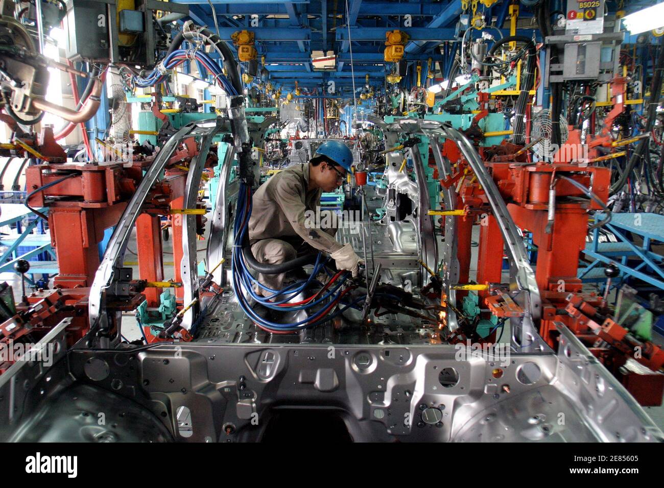 Vietnam car assembly hi-res stock photography and images - Alamy