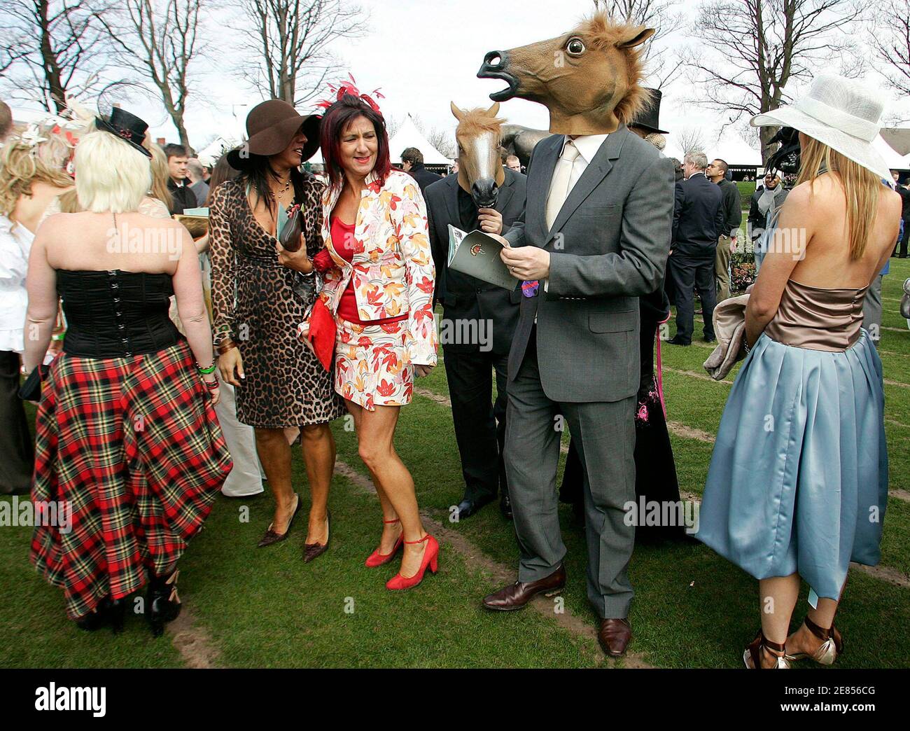 Best dressed racegoers hi-res stock photography and images - Alamy